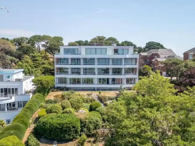 Nice 3 BA 4 bedroom apartment for rent in Corfu, 14 Chaddesley.