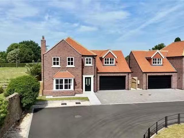 Cheap 3 BA 4 bedroom detached house for rent in Maris Way, Gra.