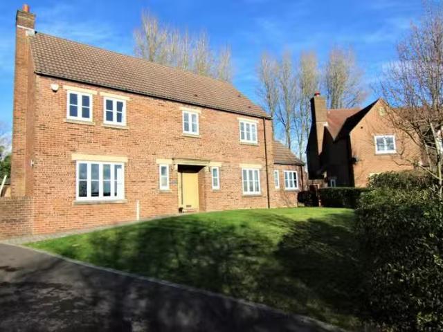 New 3 BA 4 bedroom detached house for rent in Moorlay Crescent.