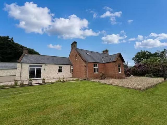 Just in! 3 BA 4 bedroom detached house for rent in Old Walls F.