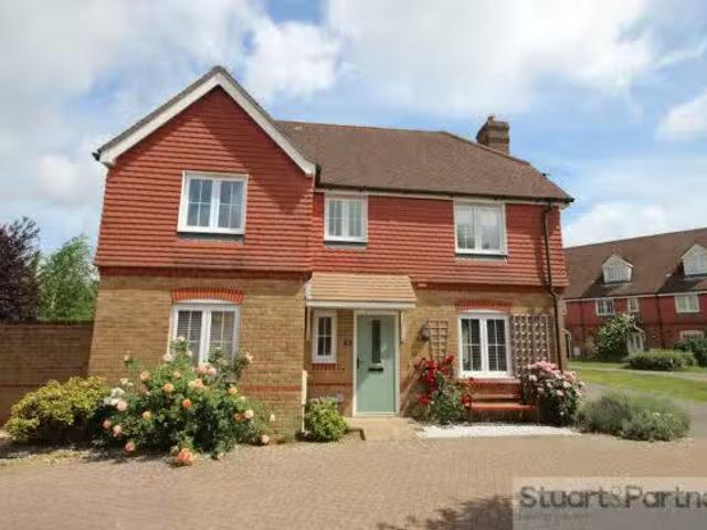 Cozy 3 BA 4 bedroom detached house for rent in Elm Tree Close.
