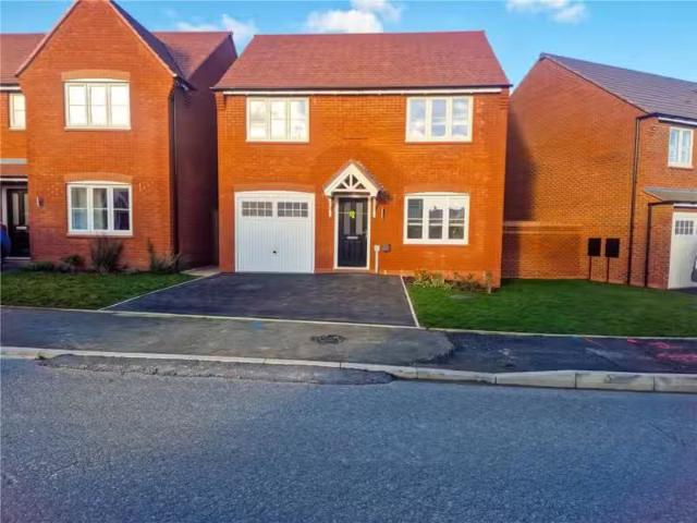 Cozy 3 BA 4 bedroom detached house for rent in Holden Drive, M.