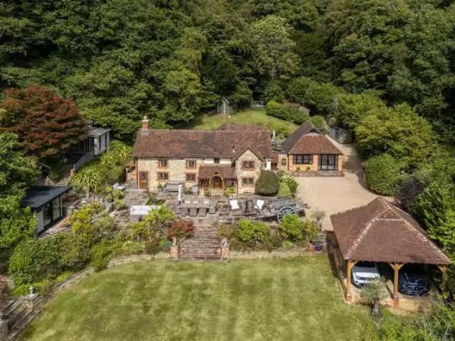 Cozy 3 BA 4 bedroom detached house for rent in Horse Block Hol.