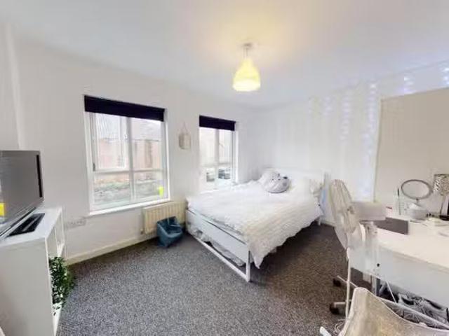 Nice 3 BA 4 bedroom house for rent in Stanza Court, Liverpool.