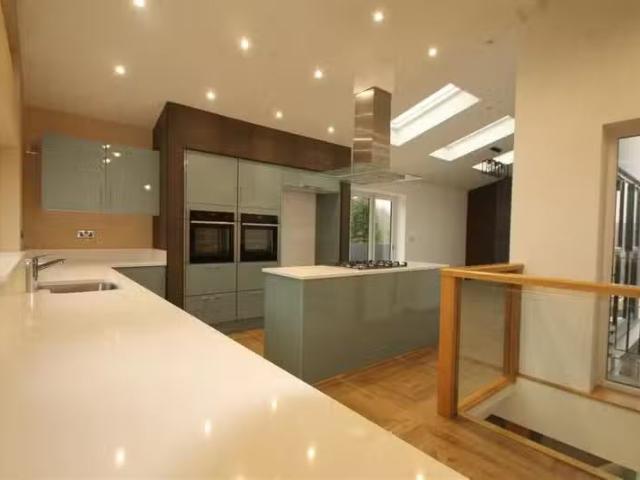 Cheap 3 BA 4 bedroom house for rent in Ty Copa, Caer Graig, Ra.
