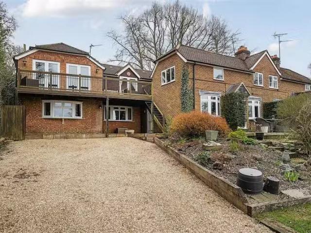 Rental! 3 BA 4 bedroom semi detached house for rent in Bridle.