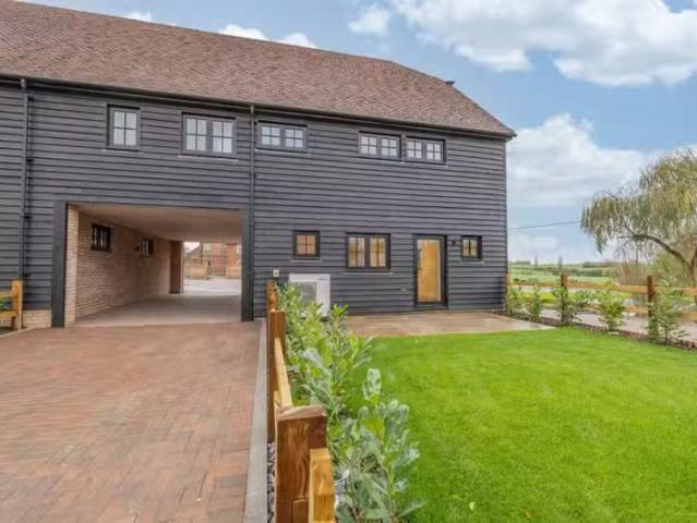 For Rent! 3 BA 4 bedroom semi detached house for rent in Hoath.