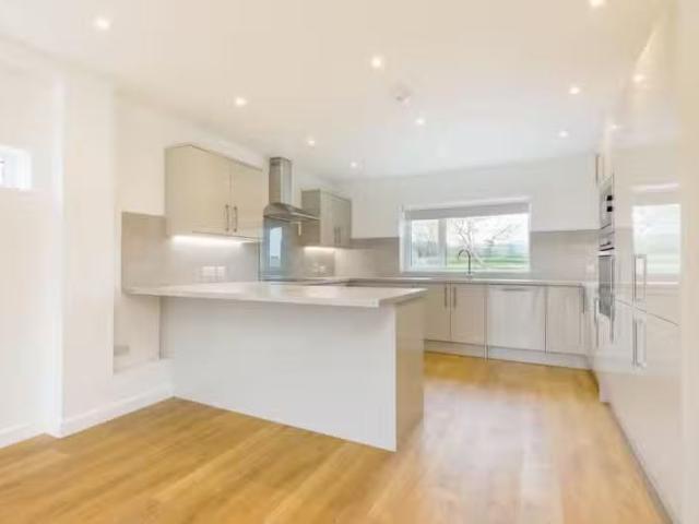 Deal! 3 BA 4 bedroom semi detached house for rent in Horton Ro.