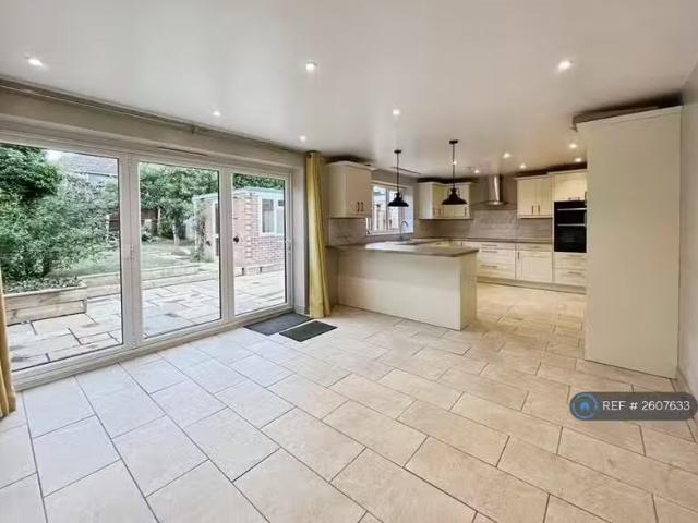 New 3 BA 4 bedroom semi detached house for rent in Hillfield R.