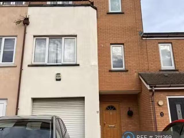 Cozy 3 BA 4 bedroom terraced house for rent in Grangemoor Cour.