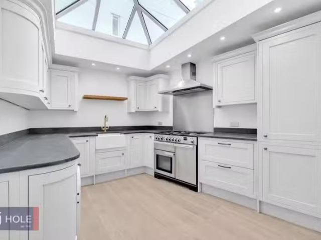 Cozy 3 BA 4 bedroom terraced house for rent in Highland Square.