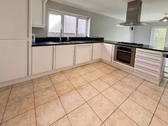 Just in! 3 BA 5 bedroom detached house for rent in Nazeing New.