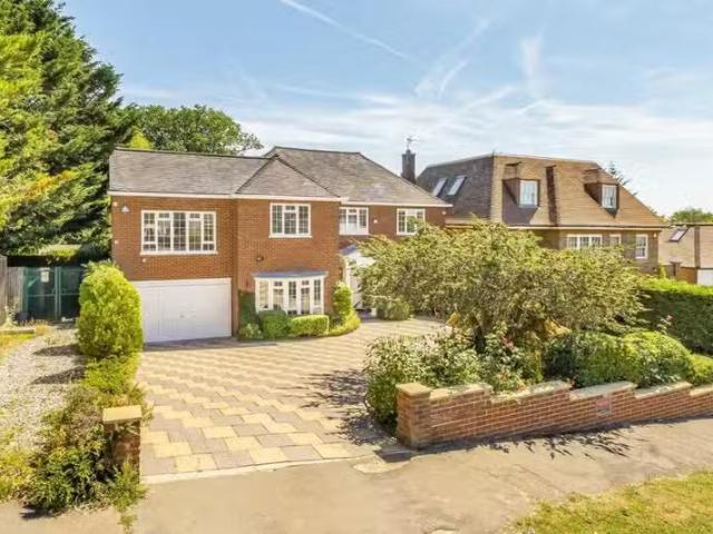 For Rent! 3 BA 5 bedroom detached house for rent in Broadgates.