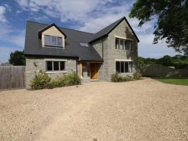 Just in! 3 BA 5 bedroom detached house for rent in Higher Broo.