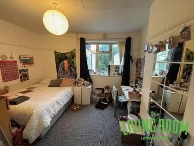 Rental! 3 BA 6 bedroom house for rent in Senghennydd Road, Cat.