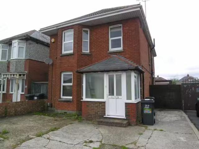 Deal! 3 BA 6 bedroom house for rent in 6 bedroom Detached Hous.