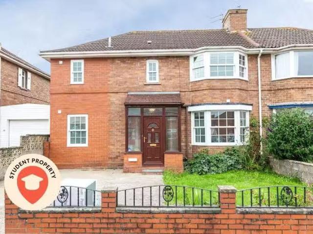 Cozy 3 BA 6 bedroom semi detached house for rent in Doncaster.