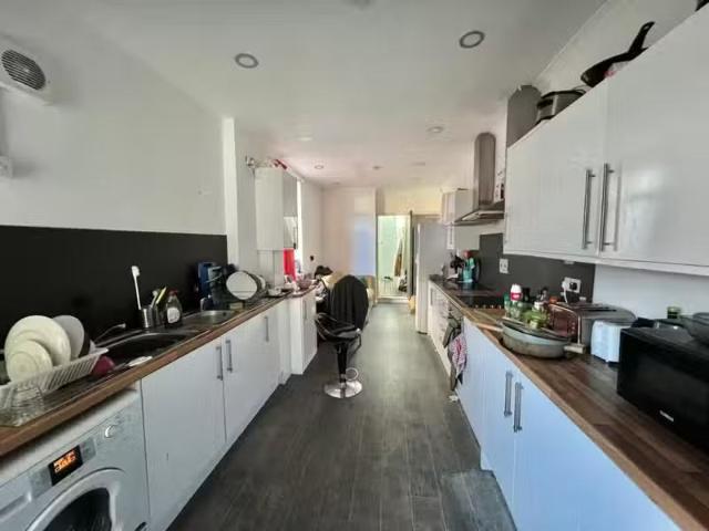 Just in! 3 BA 6 bedroom terraced house for rent in Brithdir St.