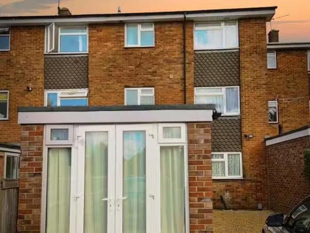 Nice 3 BA 6 bedroom terraced house for rent in De Havilland Cl.