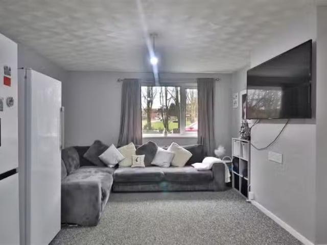 For Rent! 3 bedroom terraced house for rent in Helyers Green.
