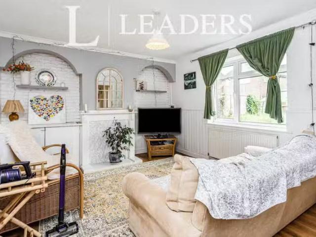 Deal! 3 bedroom terraced house for rent in Horsfield Road, Lew.