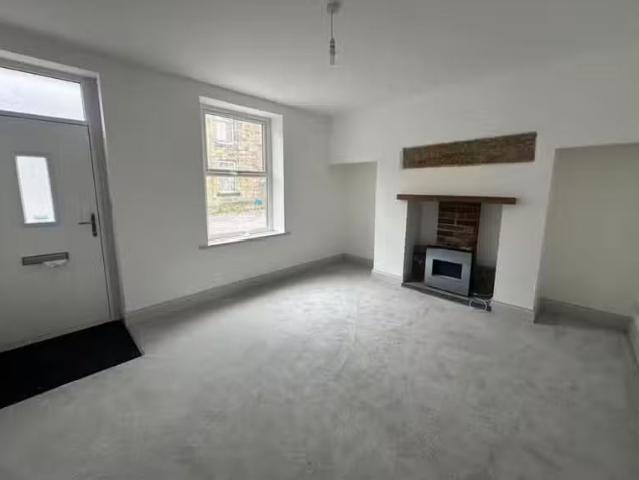 Charming 3 bedroom terraced house for rent in Queen Street, Si.