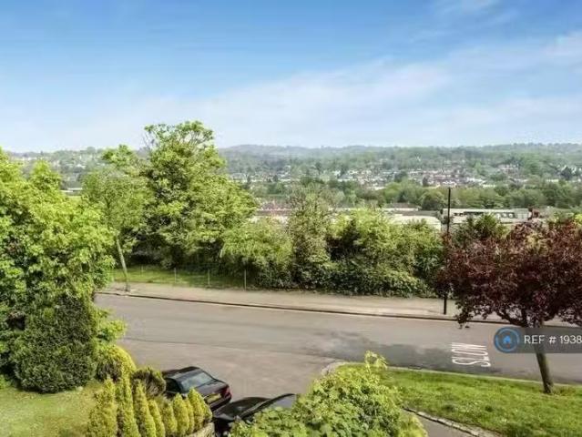 Deal! 3 bedroom detached house for rent in Kingsdown Avenue, S.
