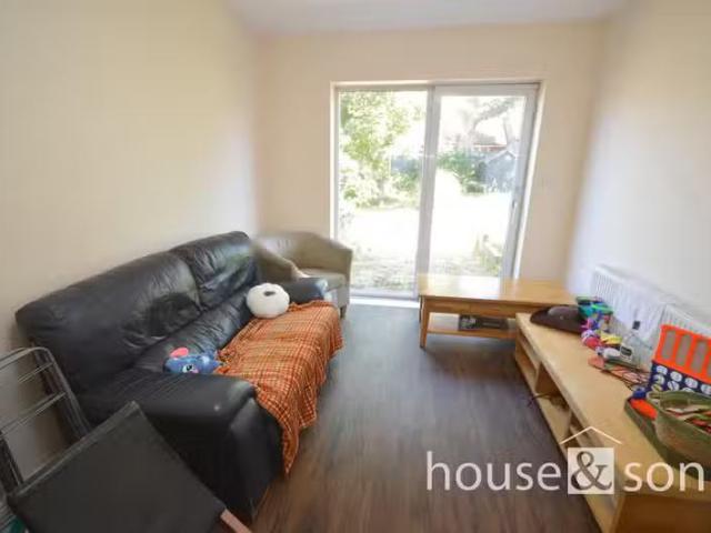 Charming 3 bedroom detached house for rent in Pine Road, Winto.