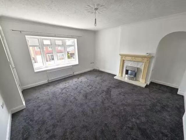 Nice 3 bedroom end of terrace house for rent in Pennyhill Lane.