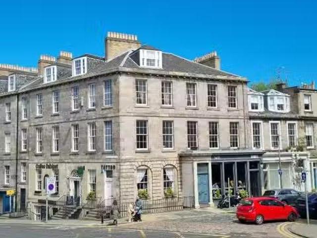 Unique 3 bedroom flat for rent in Broughton Street, Edinburgh.