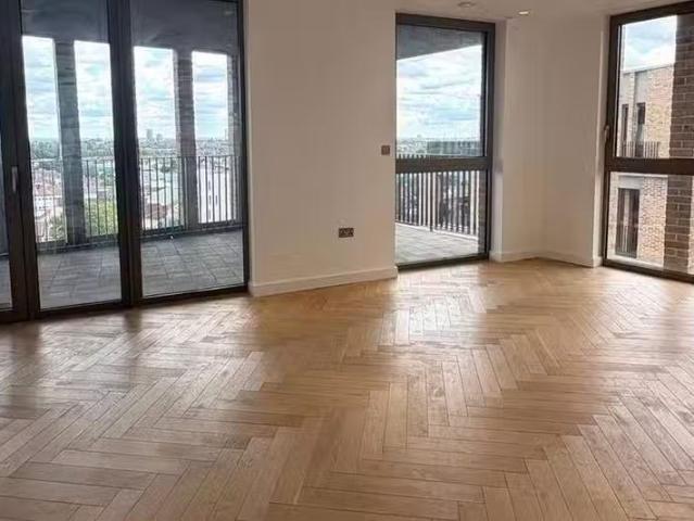 Deal! 3 bedroom flat to rent in London, NW10