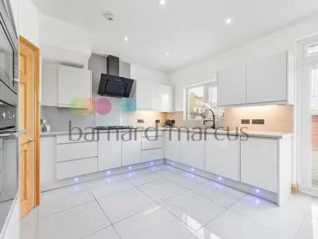 Cozy 3 bedroom house for rent in Nutfield Road, THORNTON HEATH.