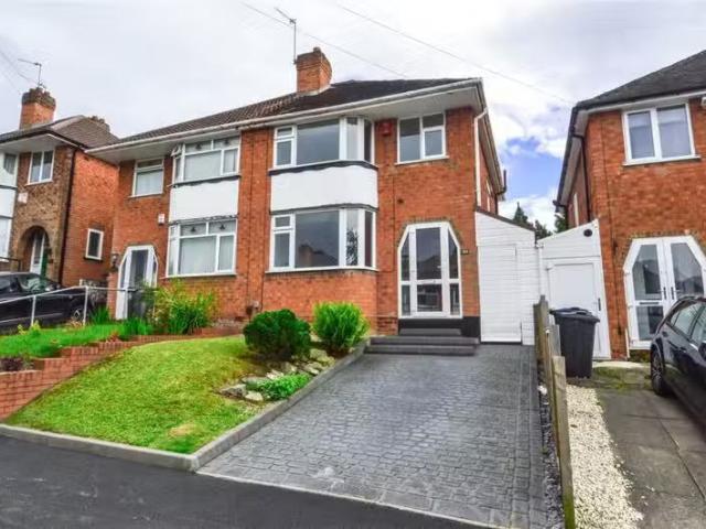 Charming 3 bedroom semi detached house for rent in Nigel Avenu.