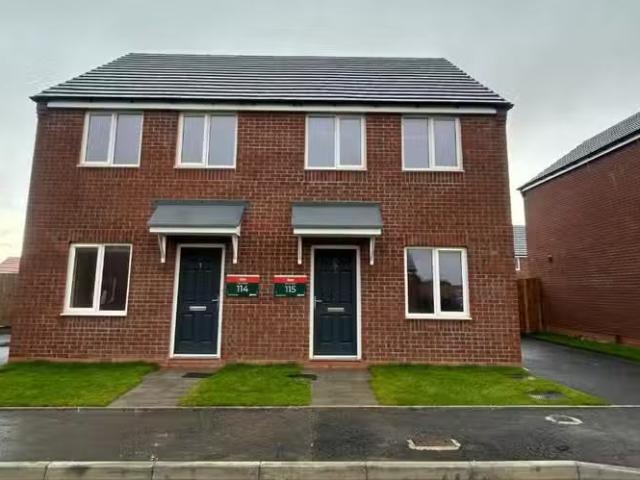 Nice 3 bedroom semi detached house for rent in 7 St Peters Ris.