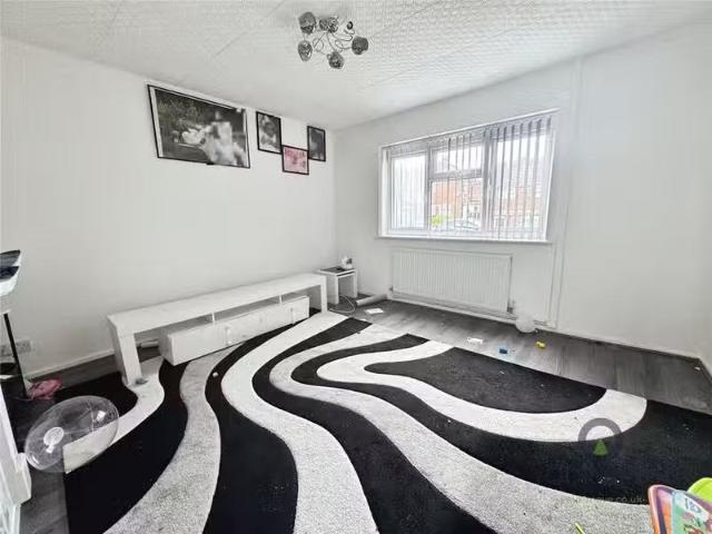 Charming 3 bedroom Semi Detached Property to rent, Fairway Ave.