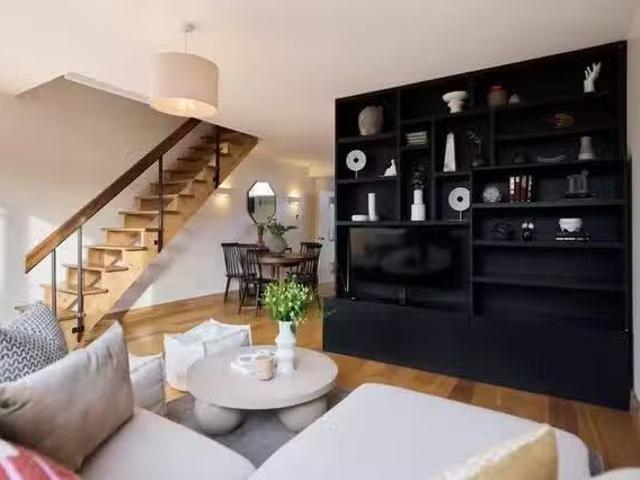 Nice 3 BR Hollydale Road