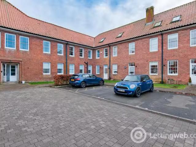 Cozy 3 BR Property to rent in 92 Quinn Court, Lanark, ML11 9FZ