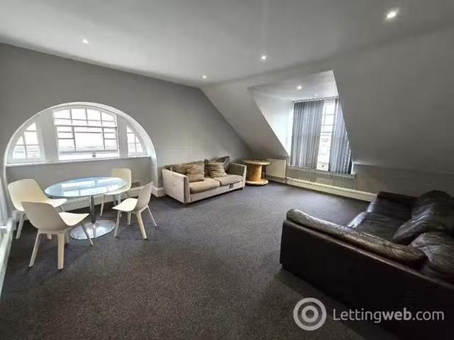 Cozy 3 BR Property to rent in Union Street, City Centre, Aberd.