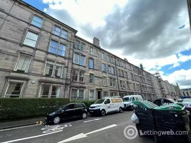 Deal! 3 BR Property to rent in Valleyfield Street, Edinburgh.