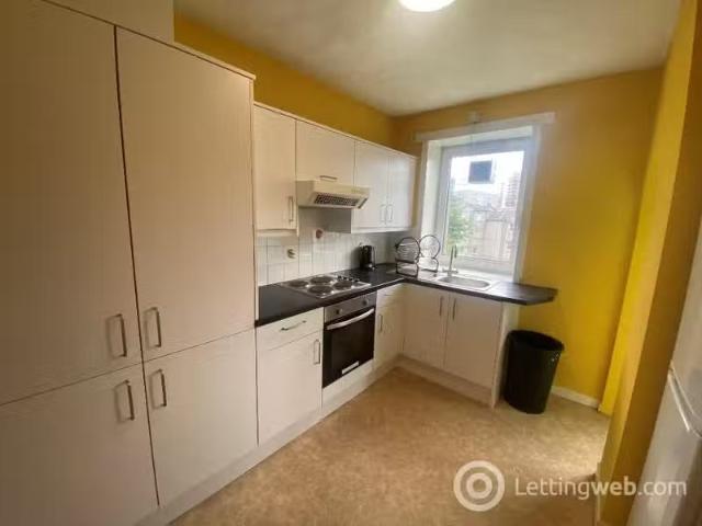 Cozy 3 BR Property to rent in Willowbank Road, Aberdeen, AB11.