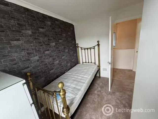 Unique 3 BR Property to rent in Kintyre Avenue, Linwood, Renfr.