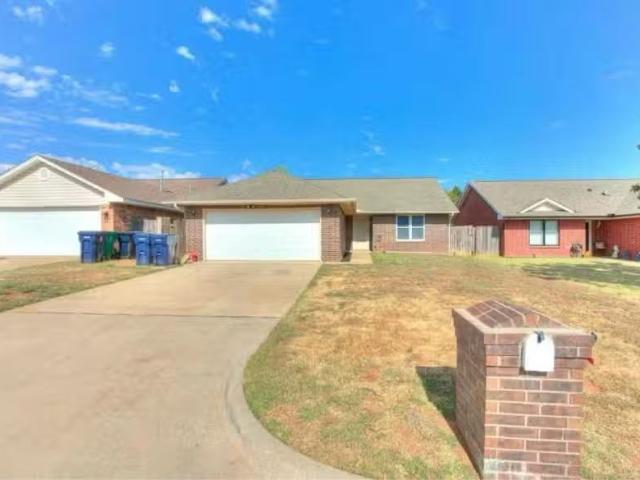 Cozy 3br 2ba home in Yukon, OK. Perfect for families, close to.