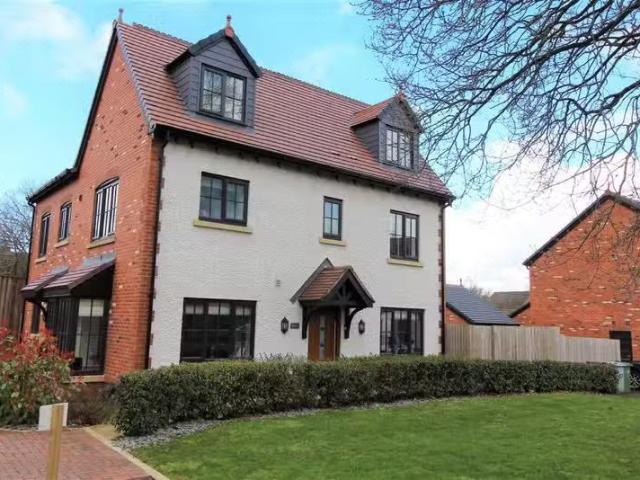 Cozy 4 BA 3 bedroom house for rent in Juniper Close, Holmes Ch.