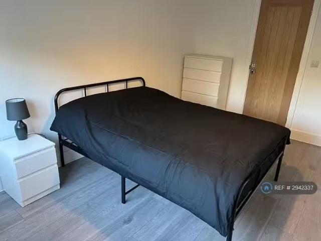 Cozy 4 BA 1 bedroom house share for rent in Burn Side, Hoddesd.