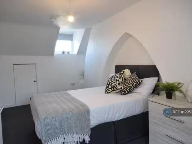 Cozy 4 BA 1 bedroom house share for rent in Gloucester Road, B.