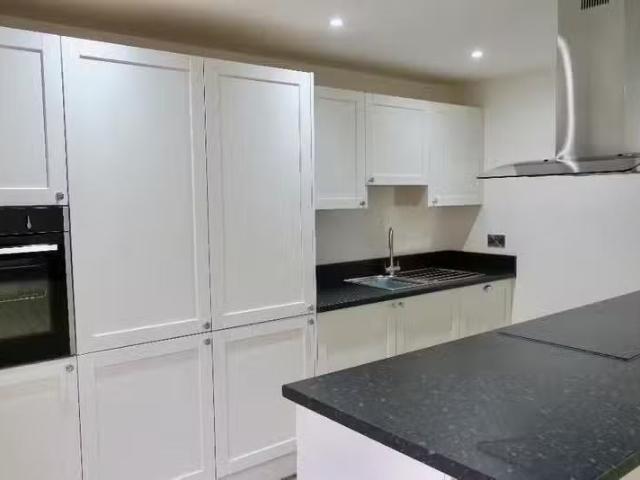 Just in! 4 BA 4 bedroom apartment for rent in St. Marys Gate.