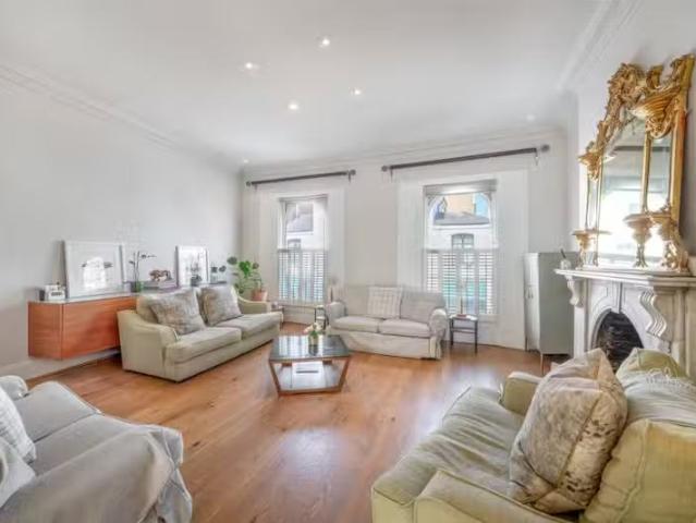 Cozy 4 BA 4 bedroom property to let in Regents Park Road, Prim.