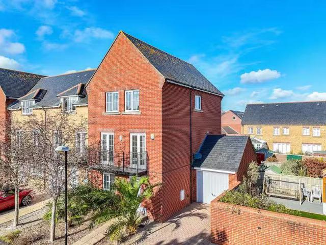 Cozy 4 BA 4 bedroom town house for rent in Christchurch Town C.
