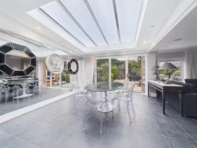 Cozy 4 BA 5 bedroom semi detached house for rent in London Roa.