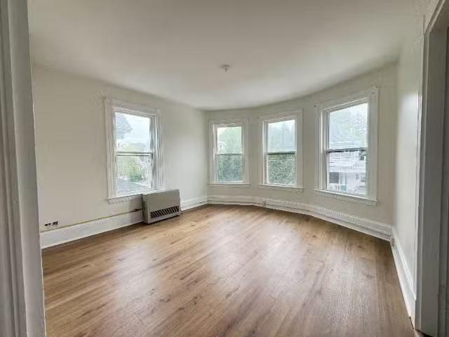 Cozy 4 Bedroom Apartment Near Pettingill Park Laundry, Off S.